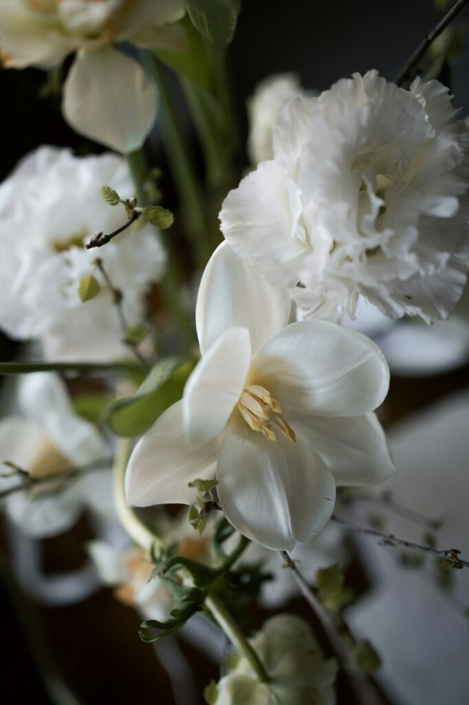 Condolence Flower Etiquette in Hong Kong’s Chinese Traditions - Comma ...